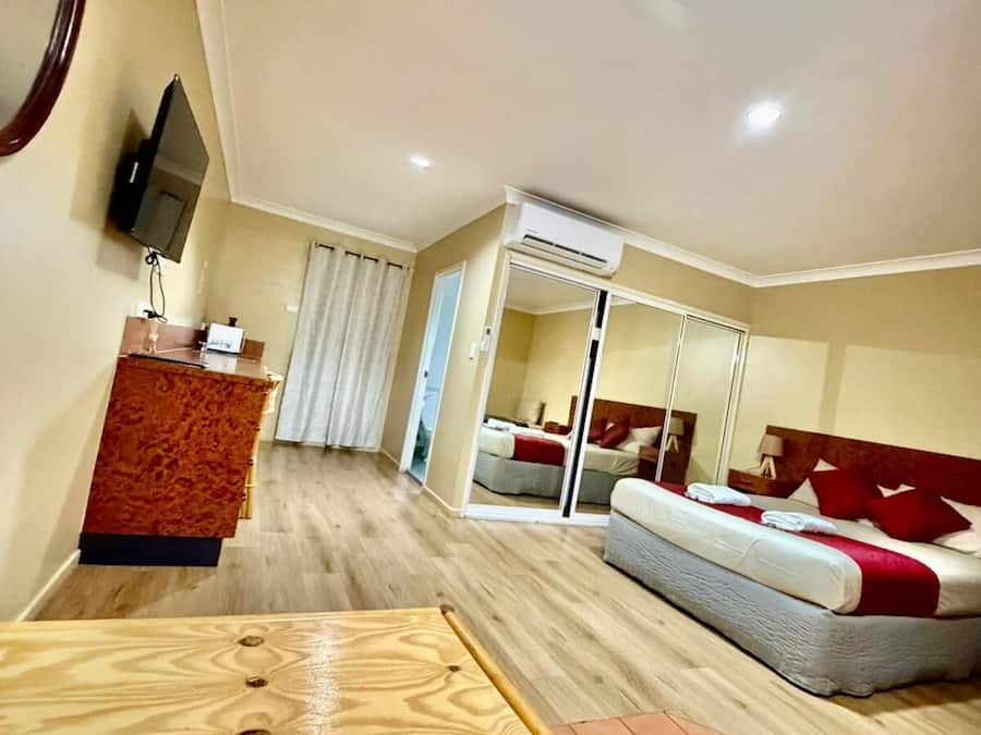 Quarto standard, para não fumantes (Standard Twin) | Escrivaninha, quartos à prova de som, ferros/tábuas de passar roupa