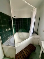 Suite Standard, 2 quartos, kitchenette (Suite) | Casa de banho | Artigos de higiene pessoal grátis, um secador de cabelo 