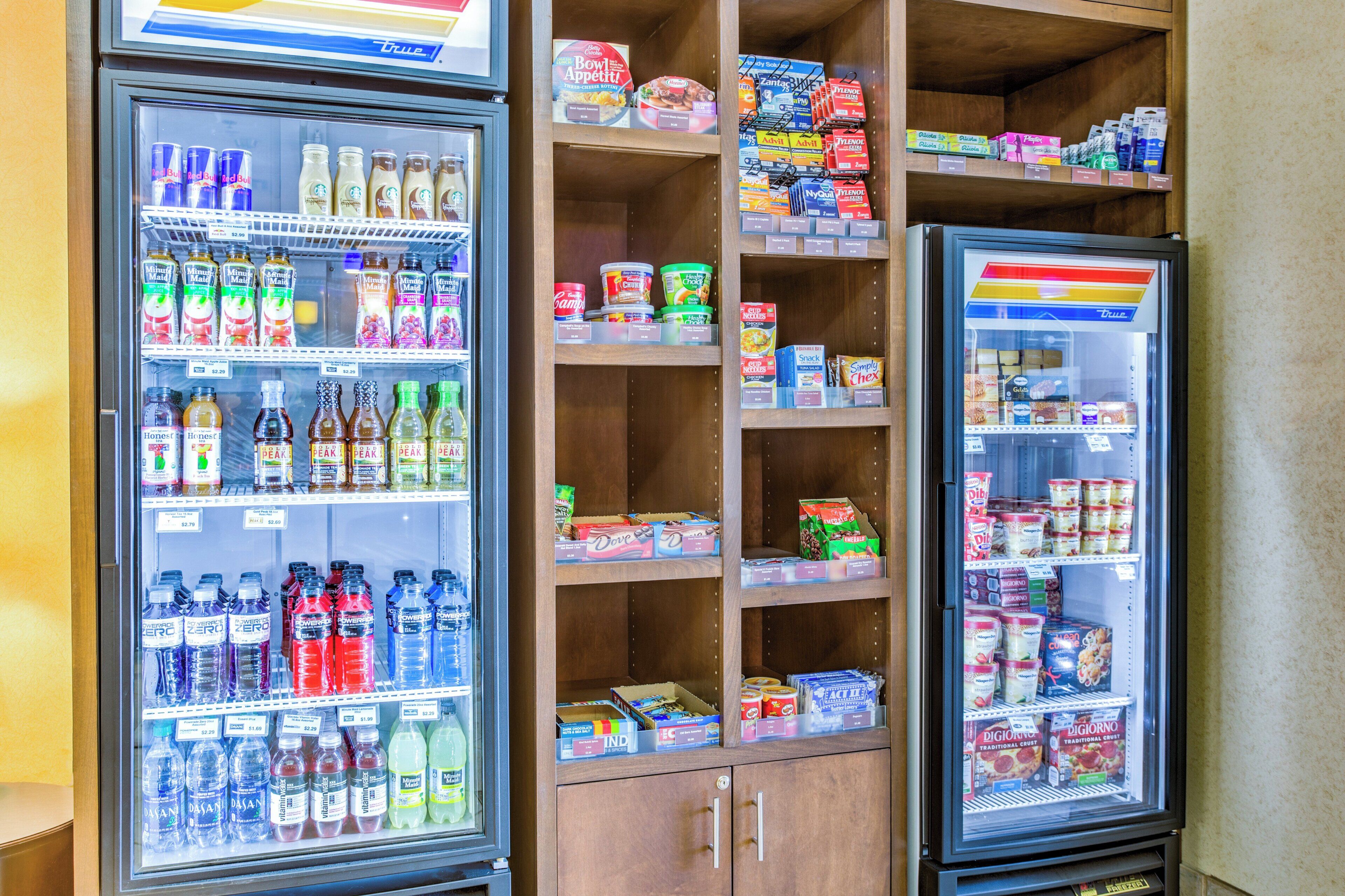 Vitrine refrigerada com diversas bebidas e lanches.