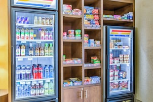 Vitrine refrigerada com diversas bebidas e lanches.