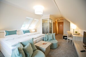 Minibar, cofre no quarto, secretária, cortinas/cortinados opacos 