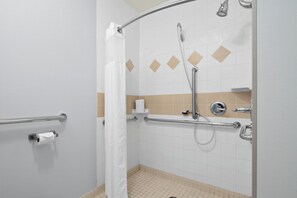 Quarto, 1 cama king-size | Casa de banho | Uma combinação polibã/banheira, artigos de higiene pessoal grátis 