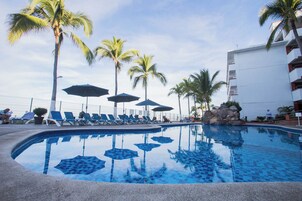Piscina externa, funciona das 9h às 20h, guarda-sóis