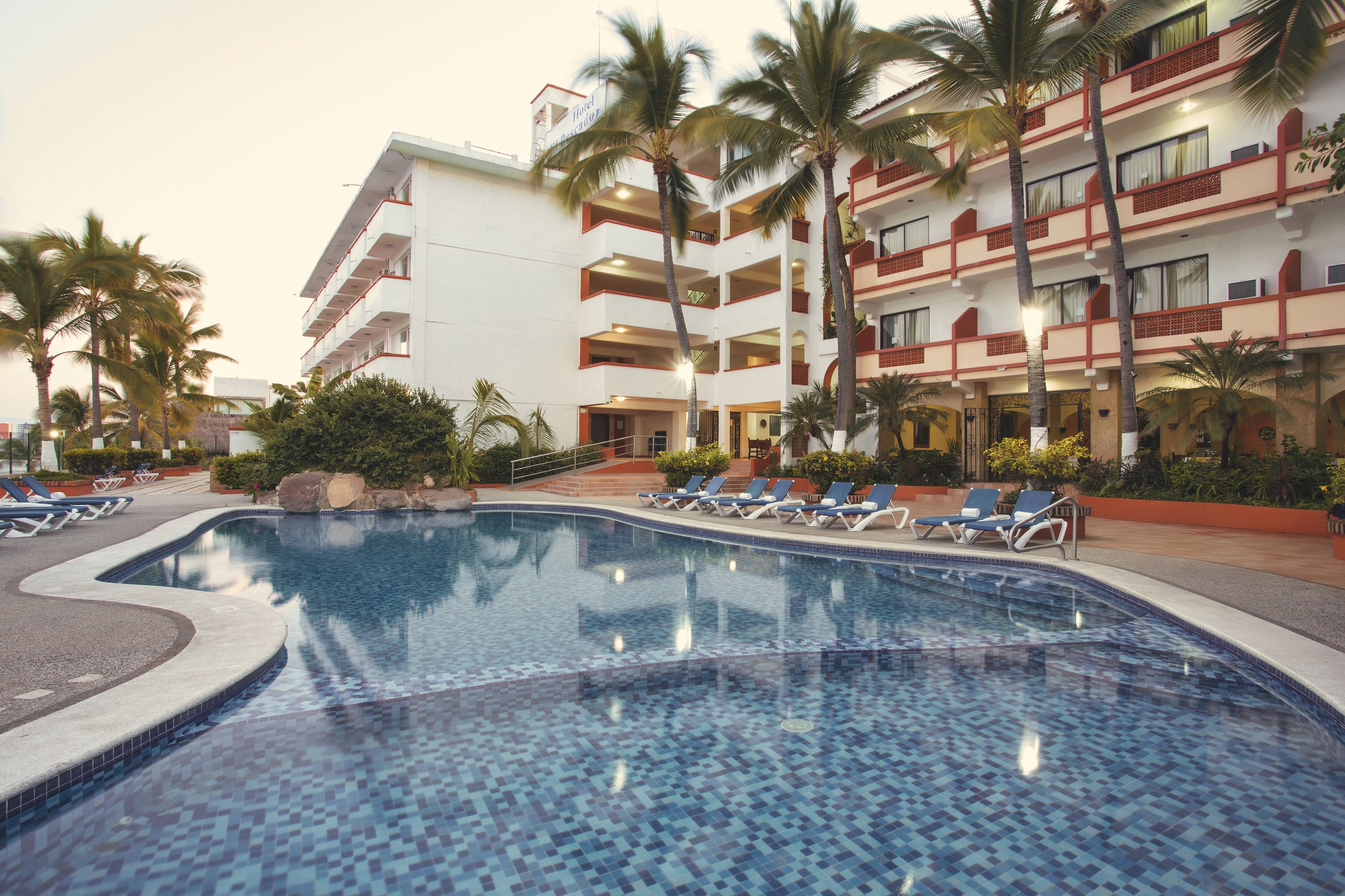 Piscina externa, funciona das 9h às 20h, guarda-sóis