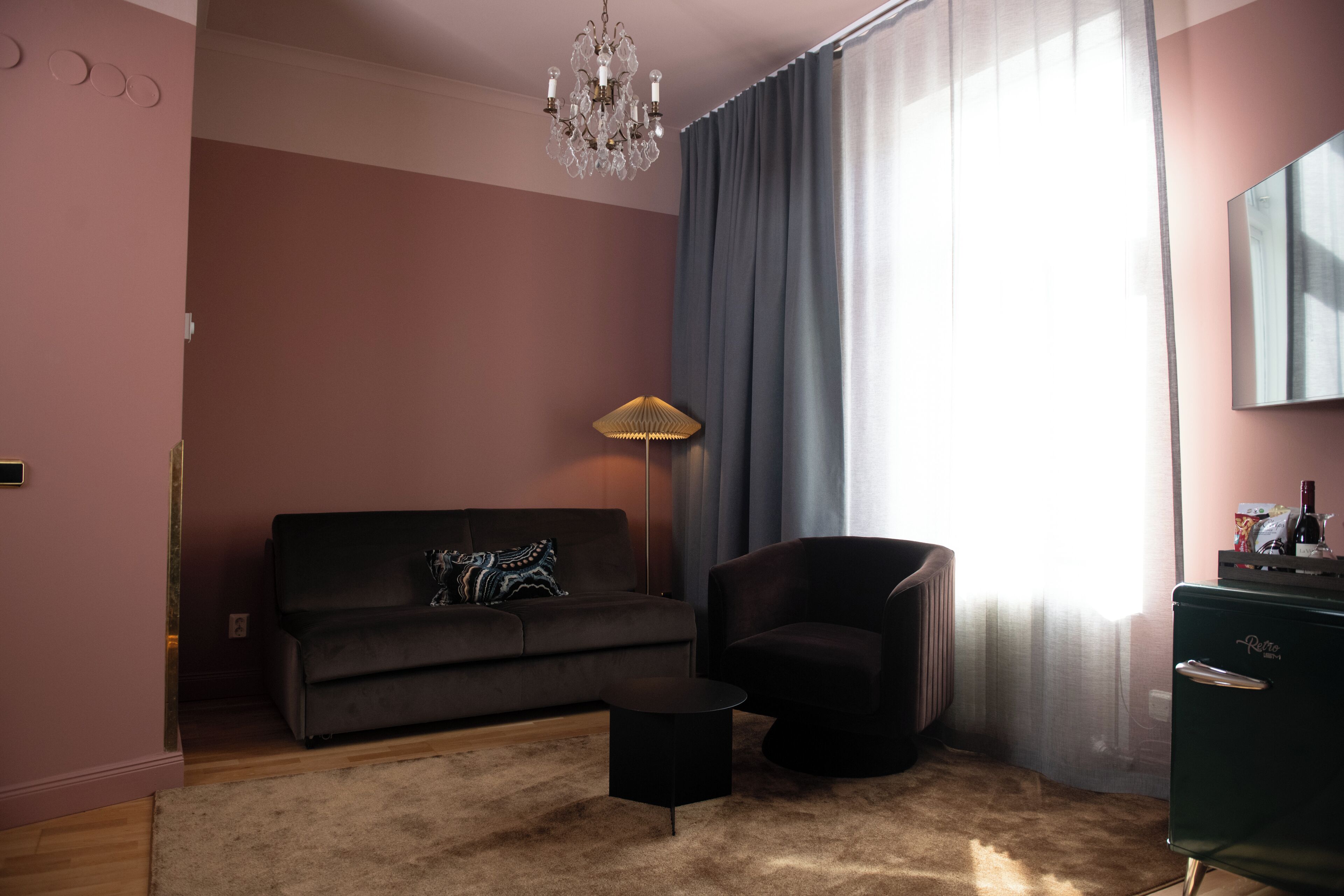 Uma sala de estar moderna com sofá, poltrona e uma mesinha.