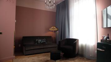 Uma sala de estar moderna com sofá, poltrona e uma mesinha.