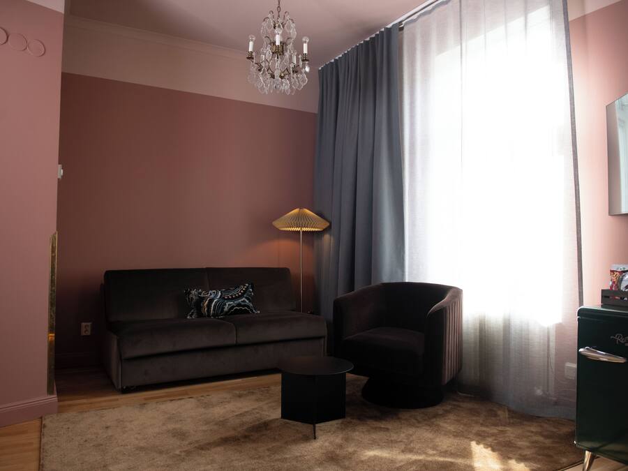 Uma sala de estar moderna com sofá, poltrona e uma mesinha.