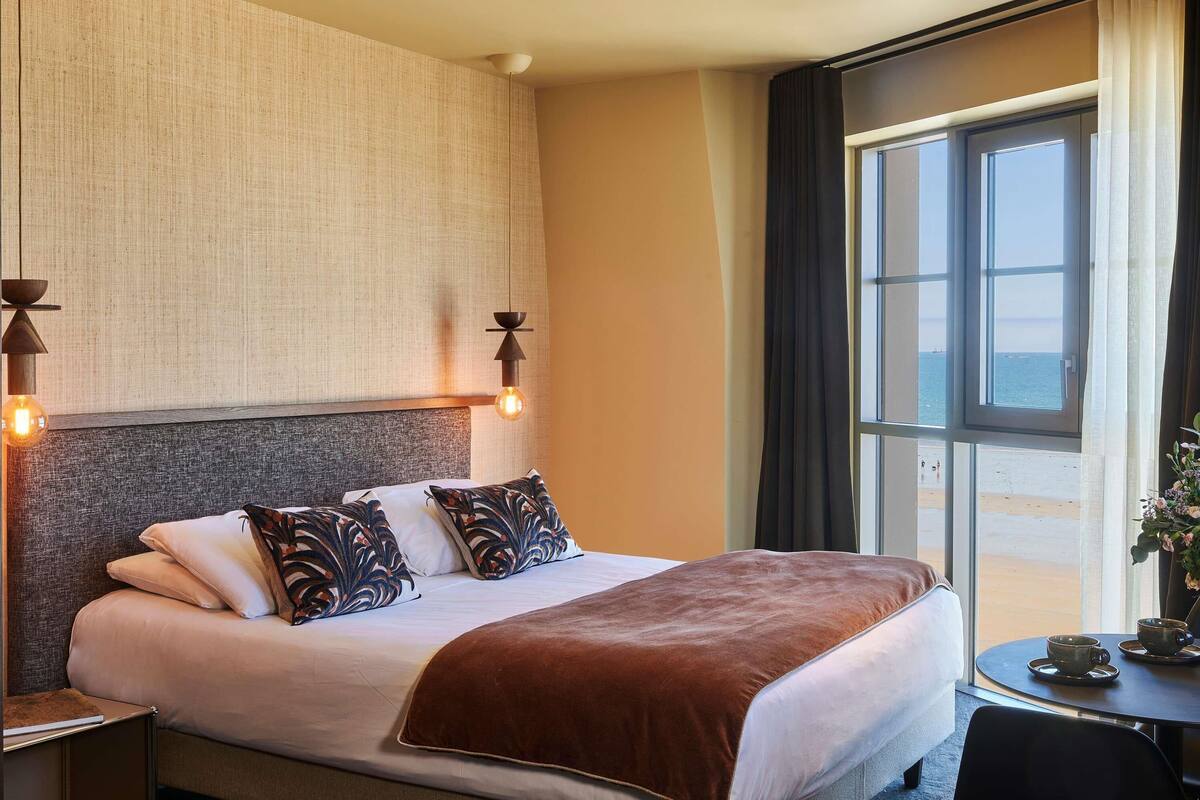 Suíte, 1 cama King e sofá-cama, vista para o mar | Camas com colchões pillow-top, cofres nos quartos, escrivaninha