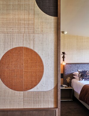 Cofre no quarto, secretária, cortinas/cortinados opacos 