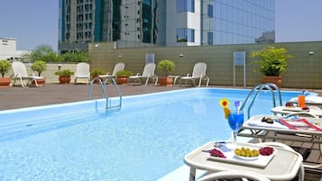 Piscina exterior, espreguiçadeiras