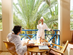 Camas de colchão pillowtop, minibar, cofre no quarto