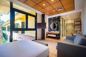 Frigobar, cofres nos quartos, quartos à prova de som, Wi-Fi de cortesia