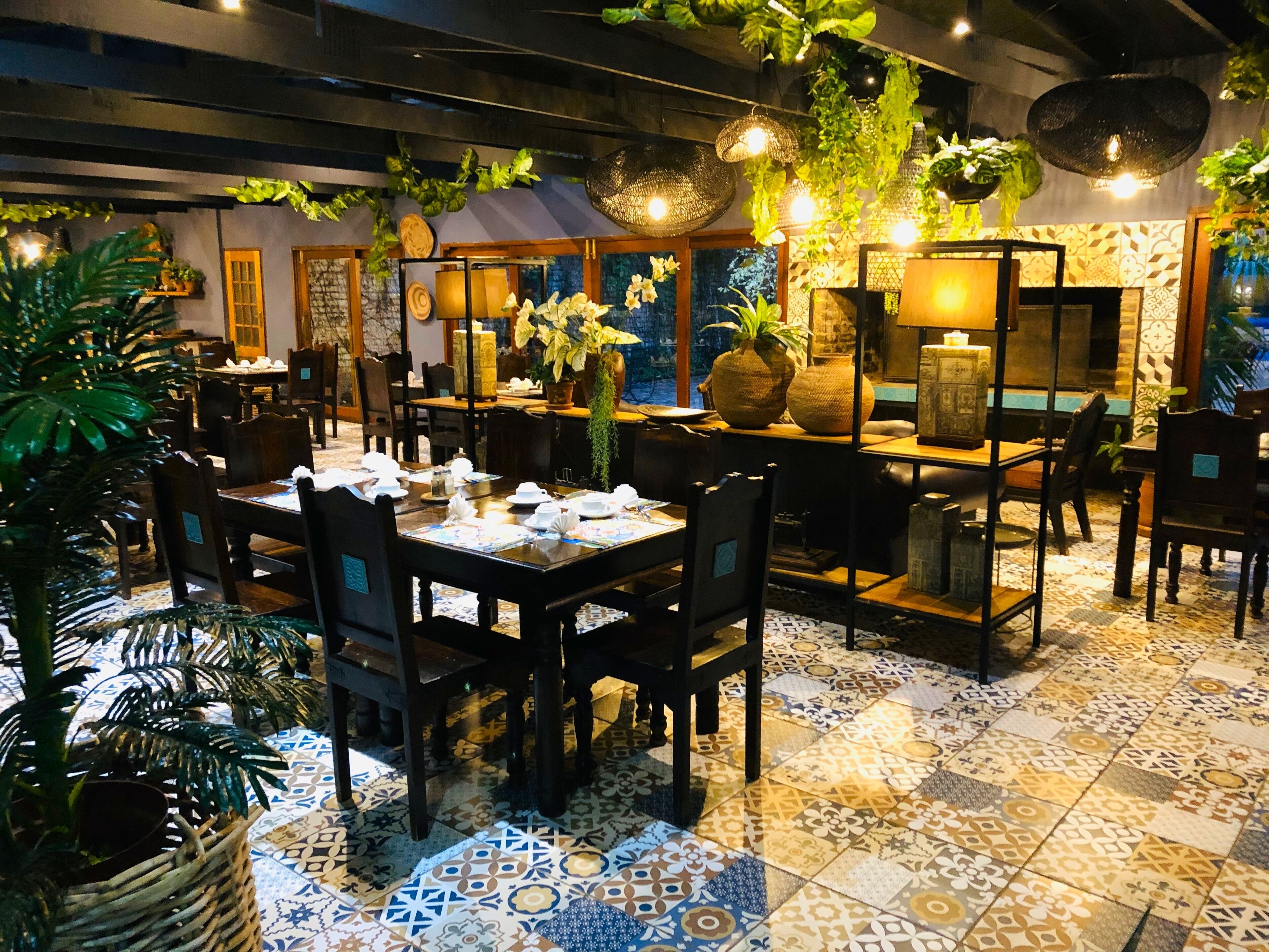 2 restaurantes: servem pequenos-almoços, almoços e jantares