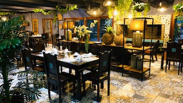2 restaurantes: servem pequenos-almoços, almoços e jantares