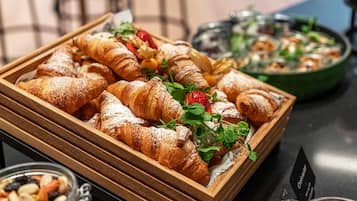 Café da manhã com buffet grátis todos os dias