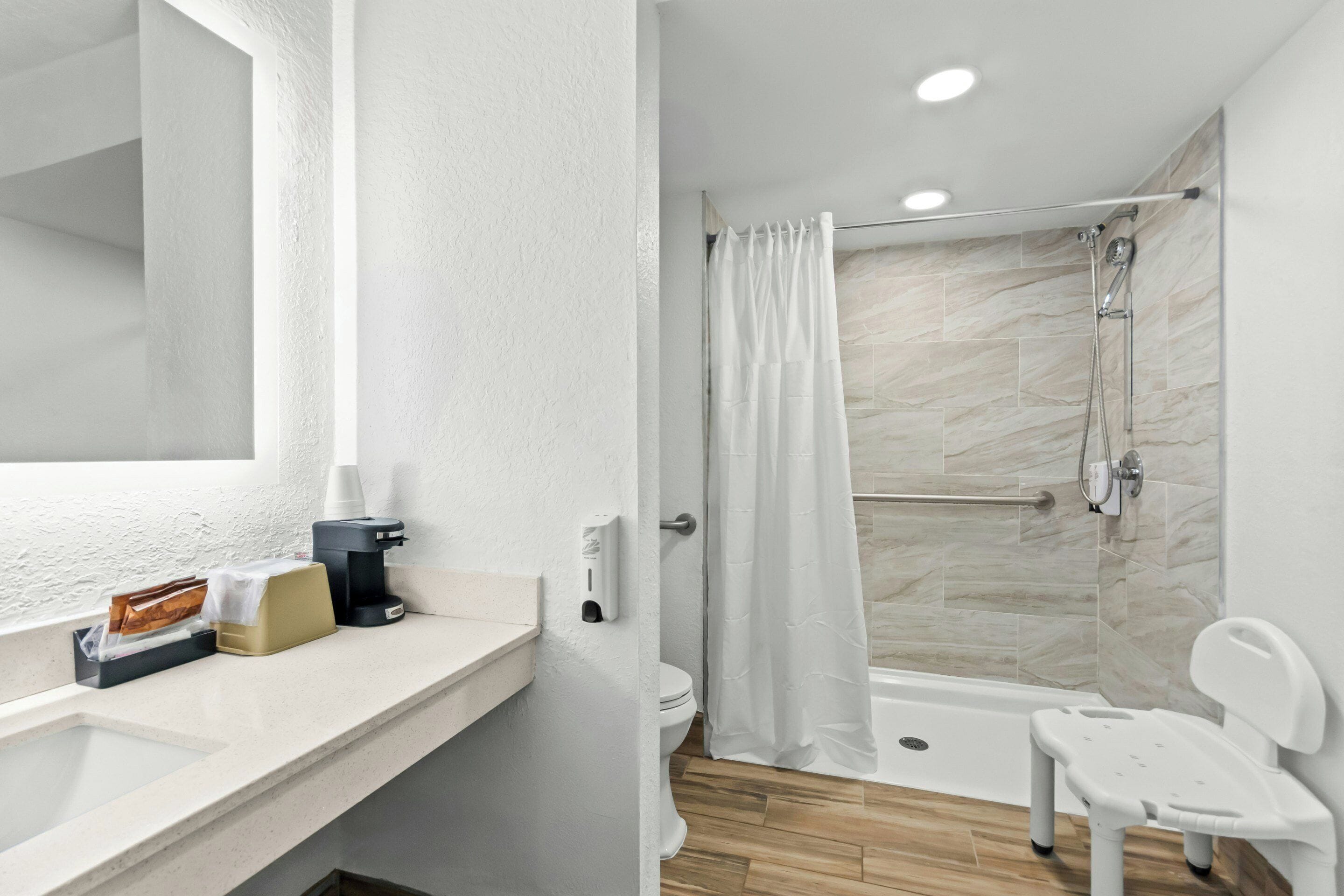Quarto Deluxe, 1 cama king-size, acessível, não fumadores (Roll-in Shower) | Casa de banho