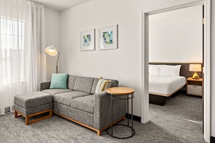 Roupa hipoalergénica, camas de colchão pillowtop, cofre no quarto