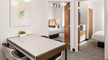 Suíte, 2 quartos | Roupas de cama antialérgicas, camas com colchões pillow-top