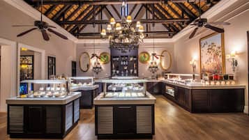 2 restaurantes, café da manhã, culinária internacional