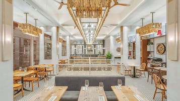 3 restaurantes, pequenos-almoços servidos
