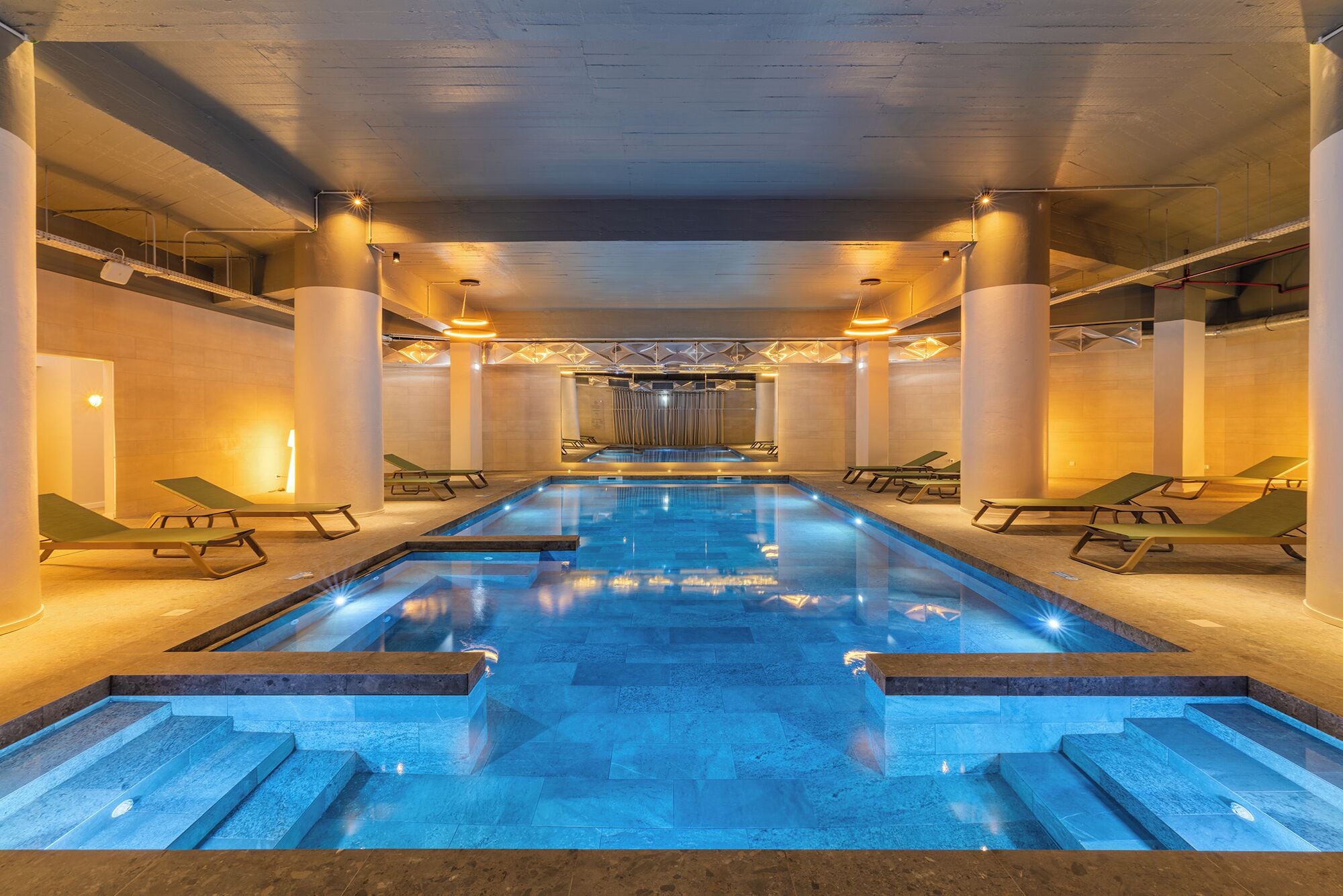 Piscina interna, 3 piscinas externas, guarda-sóis, espreguiçadeiras