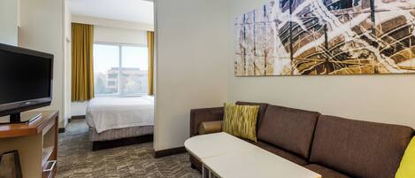 Roupas de cama premium, escrivaninha, cortinas blackout