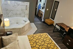 Quarto, 1 cama king-size, não fumadores, banheira de hidromassagem | Secretária, secretária adequada para computadores portáteis 