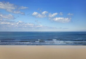 Vista para praia/oceano