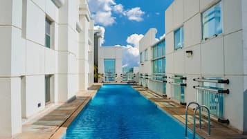 Piscina exterior, espreguiçadeiras