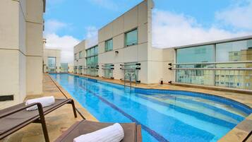 Piscina exterior, espreguiçadeiras