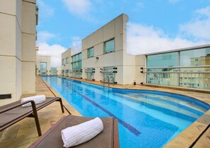 Piscina exterior, espreguiçadeiras 