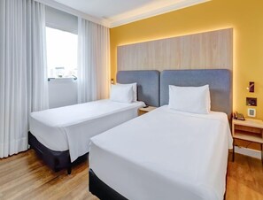 Quarto Twin Superior, não fumadores | Minibar, cofre com capacidade para portátil, secretária 