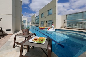 Piscina exterior, espreguiçadeiras