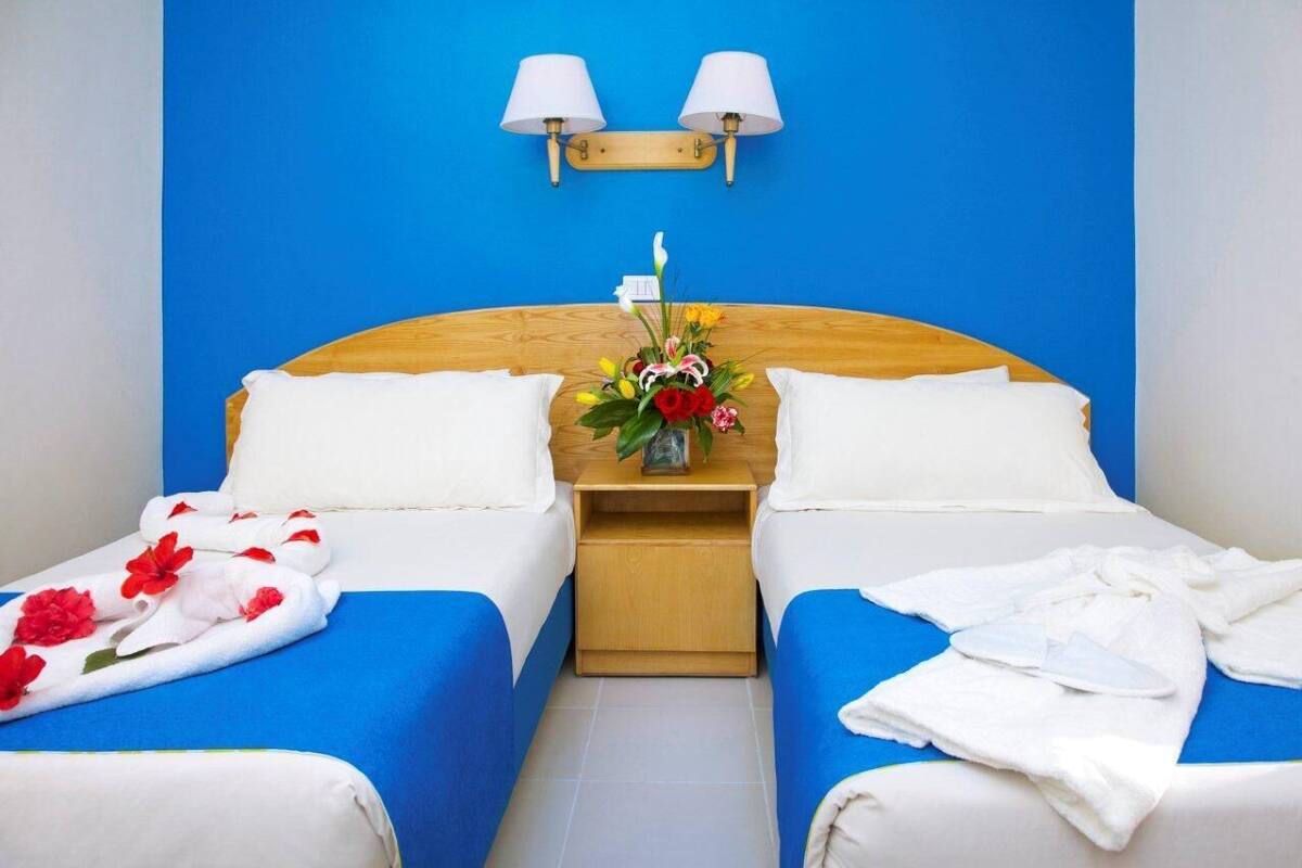 Roupas de cama premium, frigobar, cofres nos quartos, escrivaninha