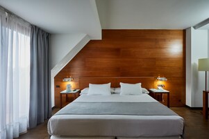 Frigobar, cofres nos quartos, escrivaninha