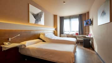 Quarto standard (+ extra bed Adult) | Frigobar, cofres nos quartos, escrivaninha