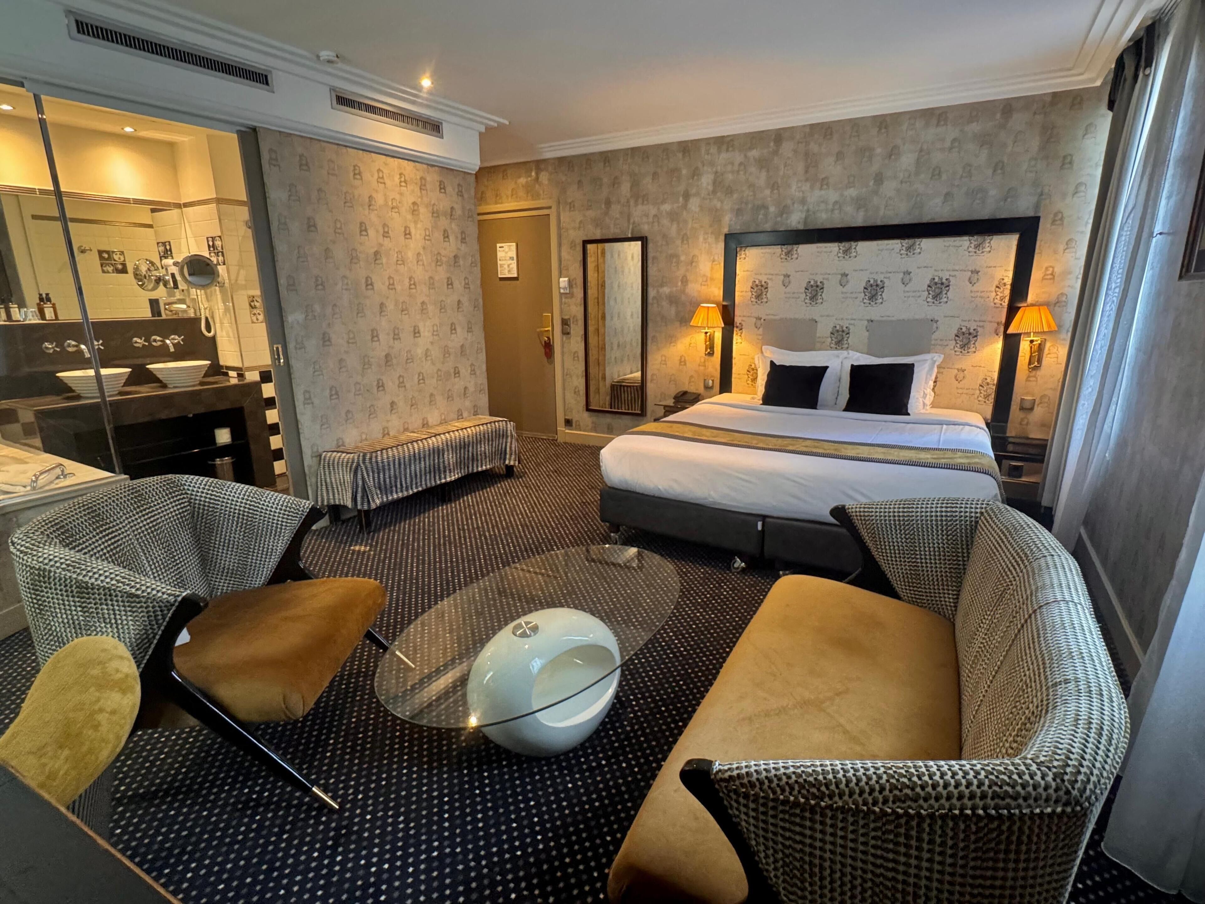 Roupa de alta qualidade, minibar, cofre no quarto, secretária 