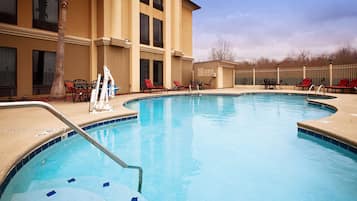 Piscina exterior, da(s) 10:00 à(s) 20:00, espreguiçadeiras