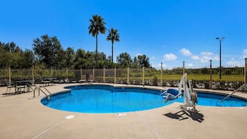 Piscina externa, funciona das 10h às 20h, espreguiçadeiras