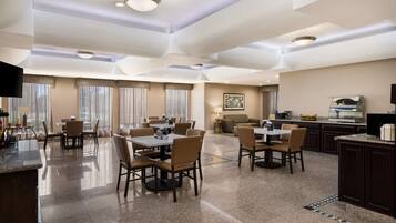 Café da manhã para viagem grátis todos os dias