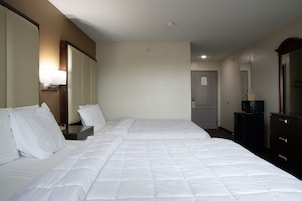 Suíte, 2 camas Queen, para não fumantes | Escrivaninha, Wi-Fi de cortesia, roupa de cama, despertadores