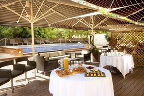 Pequenos-almoços e jantares servidos, incluindo cozinha mediterrânica 