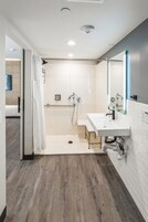 Quarto básico, acessível (Self Check-in with Virtual Front Desk) | Banheiro | Produtos de toalete grátis, secador de cabelo, toalhas de banho 