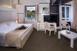 Quarto casal ou duplo luxo, vista para o mar | Frigobar, cofres nos quartos, escrivaninha, quartos à prova de som