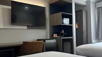 Quarto Standard, 2 camas queen-size, não fumadores | Cofre no quarto, secretária, cortinas/cortinados opacos