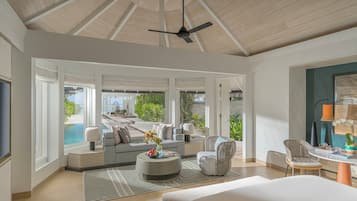 Roupa hipoalergénica, minibar, cofre no quarto, secretária