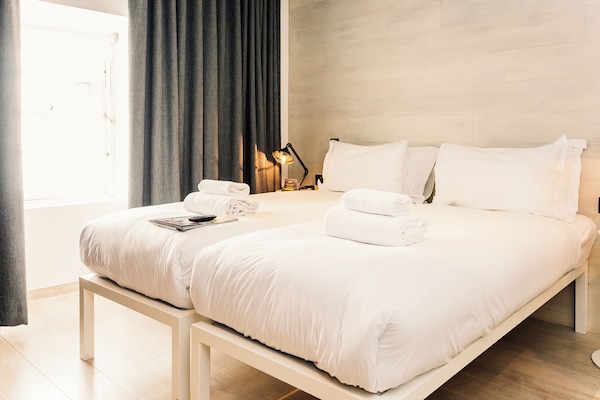 Quarto Duplo ou Twin | Cofre no quarto, secretária, Wi-fi grátis, roupa de cama fornecida