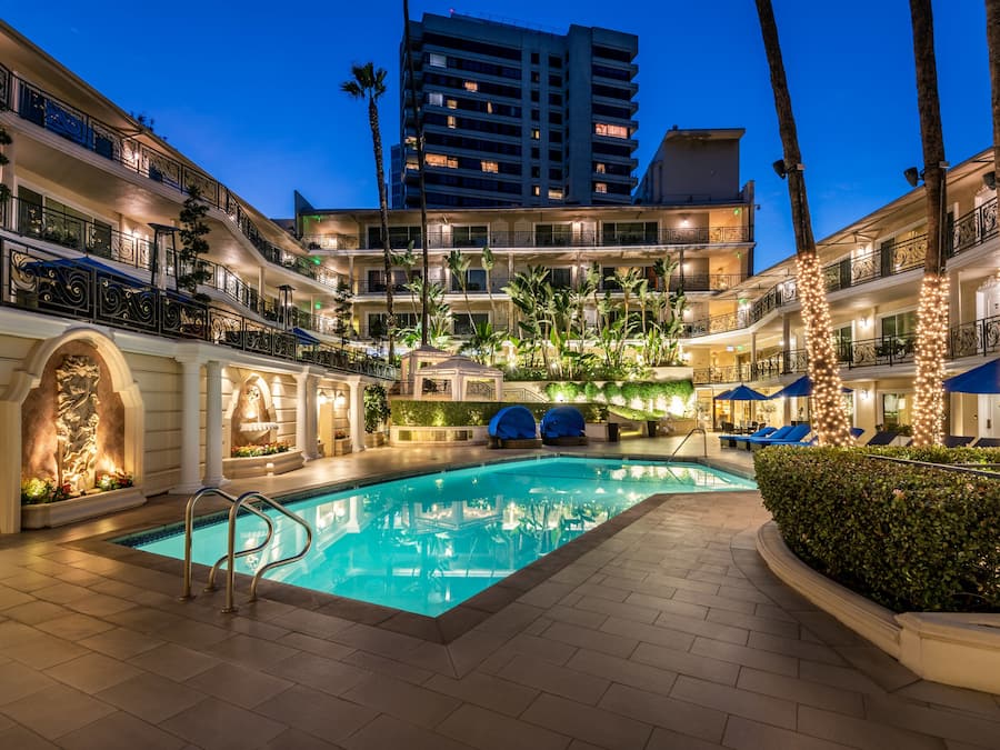 Piscina exterior, da(s) 10:00 à(s) 20:00, toldos gratuitos, guarda-sóis