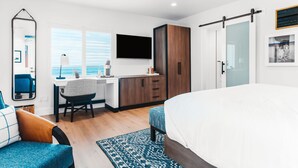 Quarto moderno com cama, escrivaninha, cadeira e guarda-roupa.