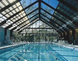 Piscina interna, 2 piscinas externas, guarda-sóis, espreguiçadeiras